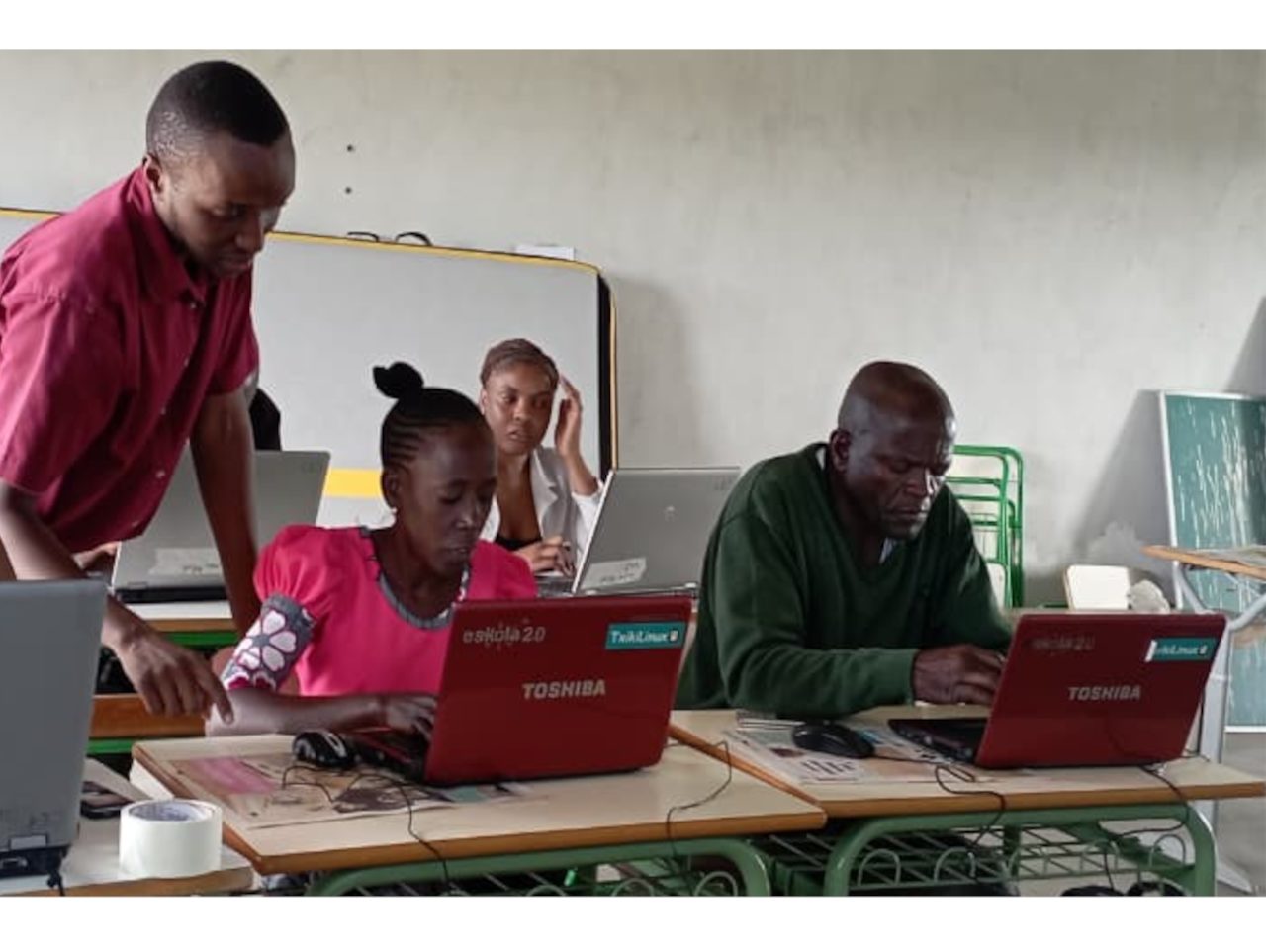 Kenya, refurbished laptops with GNU-Linux - Aulas sin fronteras